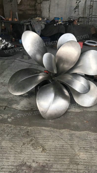 Modern Handmade Stainless Steel Flower Sculpture Matt Feature As Outdoor Decor
