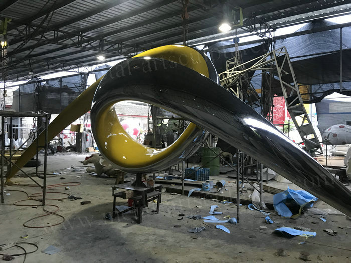 Welding Metal Large Outdoor Statues In Polished And Painted External Decor