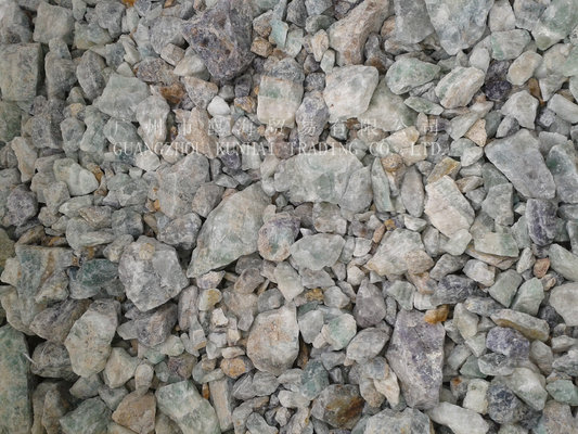 La fluorite minerale ammassa CaF2 80%, le dimensioni 10mm - 80mm del minerale metallifero della fluorite