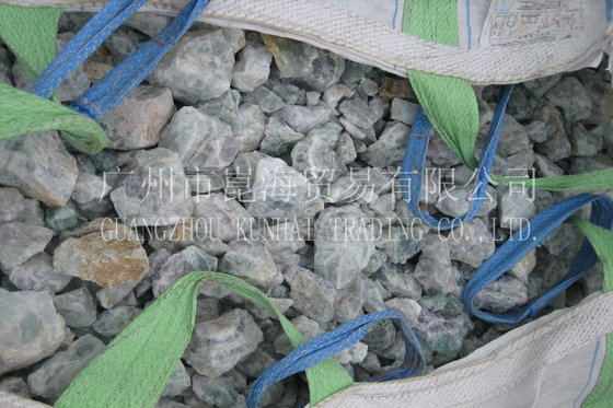 La fluorite minerale ammassa CaF2 80%, le dimensioni 10mm - 80mm del minerale metallifero della fluorite