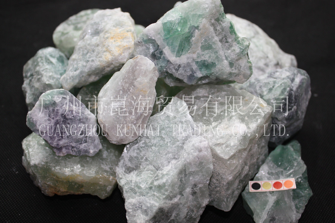 Grumi minerali della fluorite di öre CaF2 60%-90% per la dimensione 10-80mm di industria della lavorazione dell'alluminio