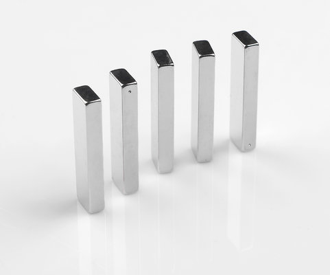 Nicheli i magneti del neodimio sinterizzati rivestimento permanenti per il sollevamento della densità 7.7g/Cm3