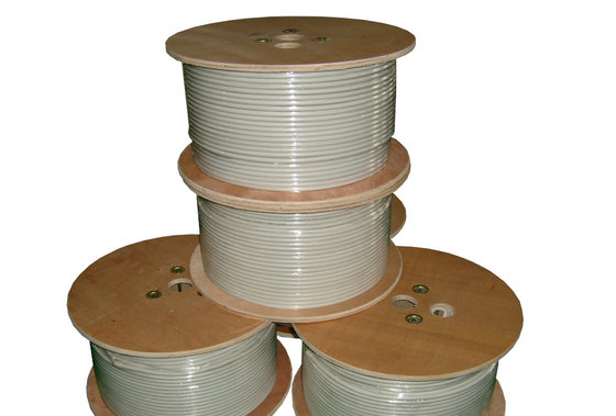 Belden tressant le cable connecteur coaxial de la télévision en circuit fermé CATV dactylographie la veste stabilisée UV