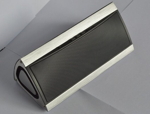 portable bluetooth speaker with fm radio mp3 player with built in speaker woofer speaker