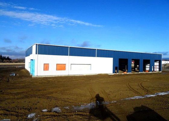 Painting Steel Warehouse Buildings / Wind Resistant Steel Frame Warehouse Construction