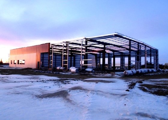 Painting Steel Warehouse Buildings / Wind Resistant Steel Frame Warehouse Construction