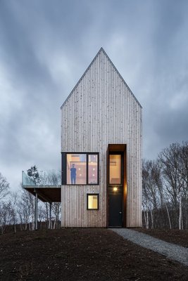 Prefabricated Tower Cabin Makes Most Of The Splanded Landscape in Canadian supplier