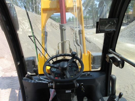 Small wheel loader with quick hitch used in small site construction equipment