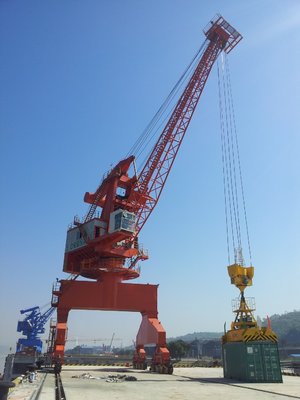 Mobile Harbor Portal Jib Crane , Level Luffing Single Girder Crane 20T supplier