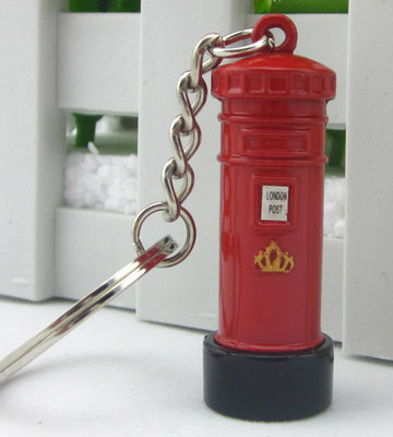 The streets of London red the mailbox keychain