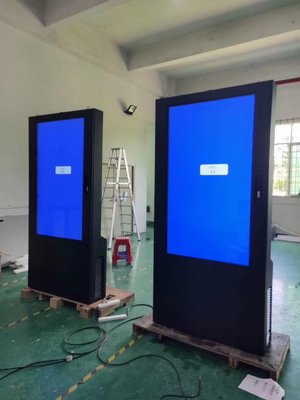 서 있는 옥외 LCD 디지털 방식으로 간판 4K 높은 광도 LCD 패널을 마루청을 까십시오