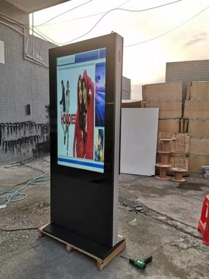 매우 얇은 옥외 LCD 디지털 방식으로 Signage 55&quot; 판금 물자 1개 년 보장