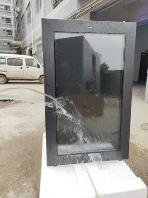 옥외 LCD 디지털 방식으로 Signage 65 인치 110-240V 거치 1 년 보장 벽으로 막으십시오