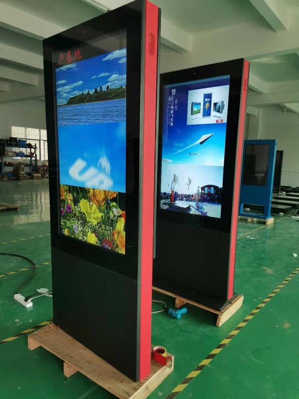IP65는 높은 광도 LCD 디스플레이 65&quot;를 원격 제어 옥외 LCD 토템 방수 처리합니다