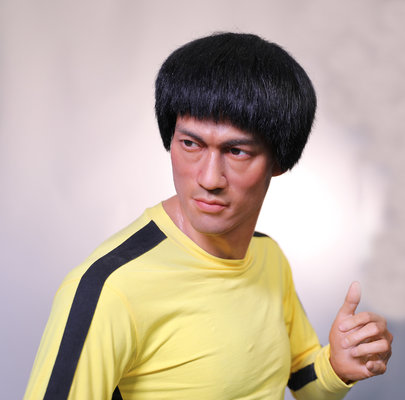 Figura di cera di Bruce Lee della stella di kung-fu mestieri a grandezza naturale di abitudine di nome dell'elemento della scultura della resina