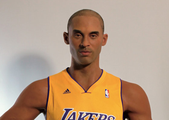 La cera realistica stupefacente scolpisce la figura di cera di Kobe Bryant per l'esposizione del museo