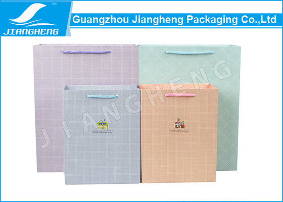 Bolsos de empaquetado del papel coloreado, bolsas de papel de marcado en caliente de la impresión de Cmyk del modelo del control
