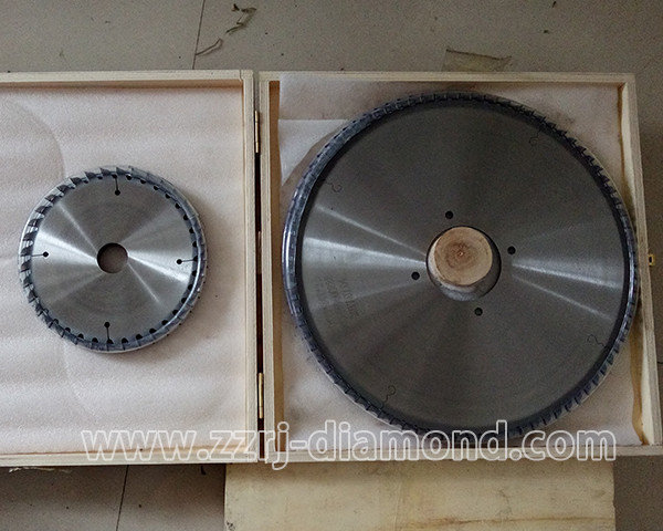 PCD Saw Blades are made of PCD material and tool steel, through cutting